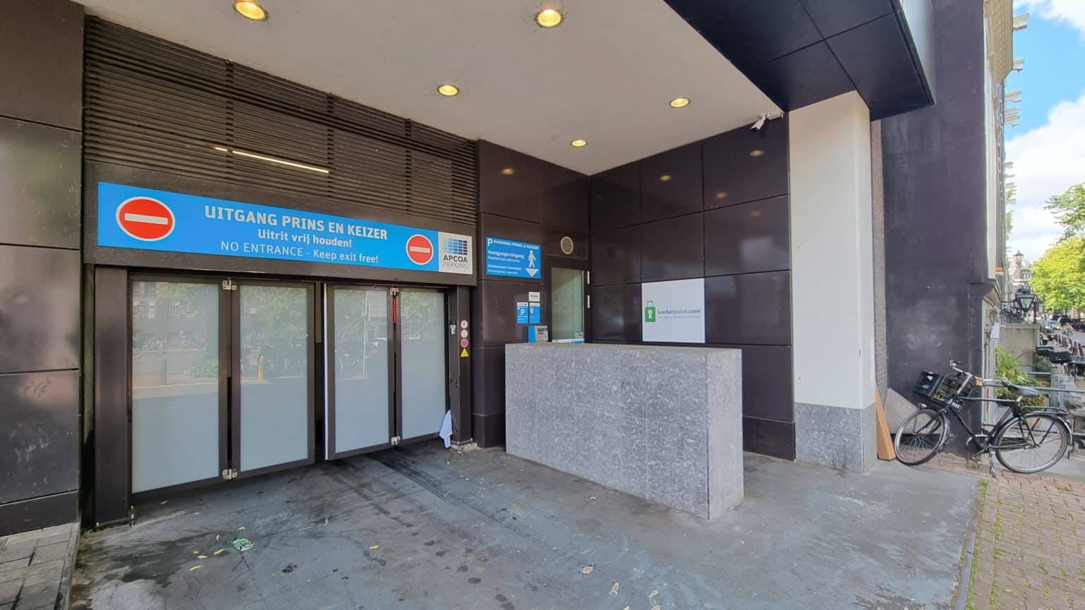 Lockerpoint Luggage Storage Vijzelstraat • Lockerpoint.com