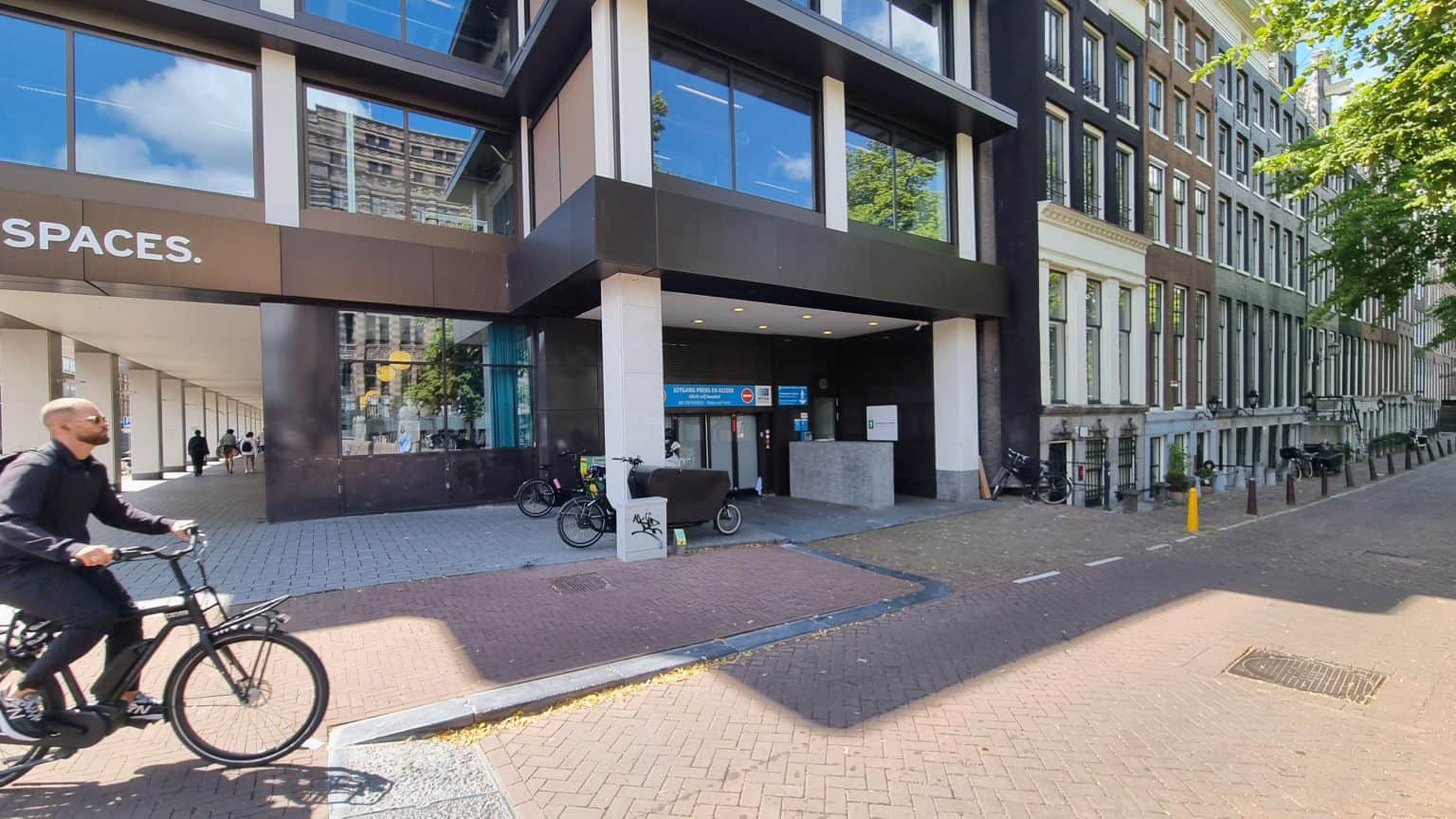 Lockerpoint Luggage Storage Vijzelstraat • Lockerpoint.com